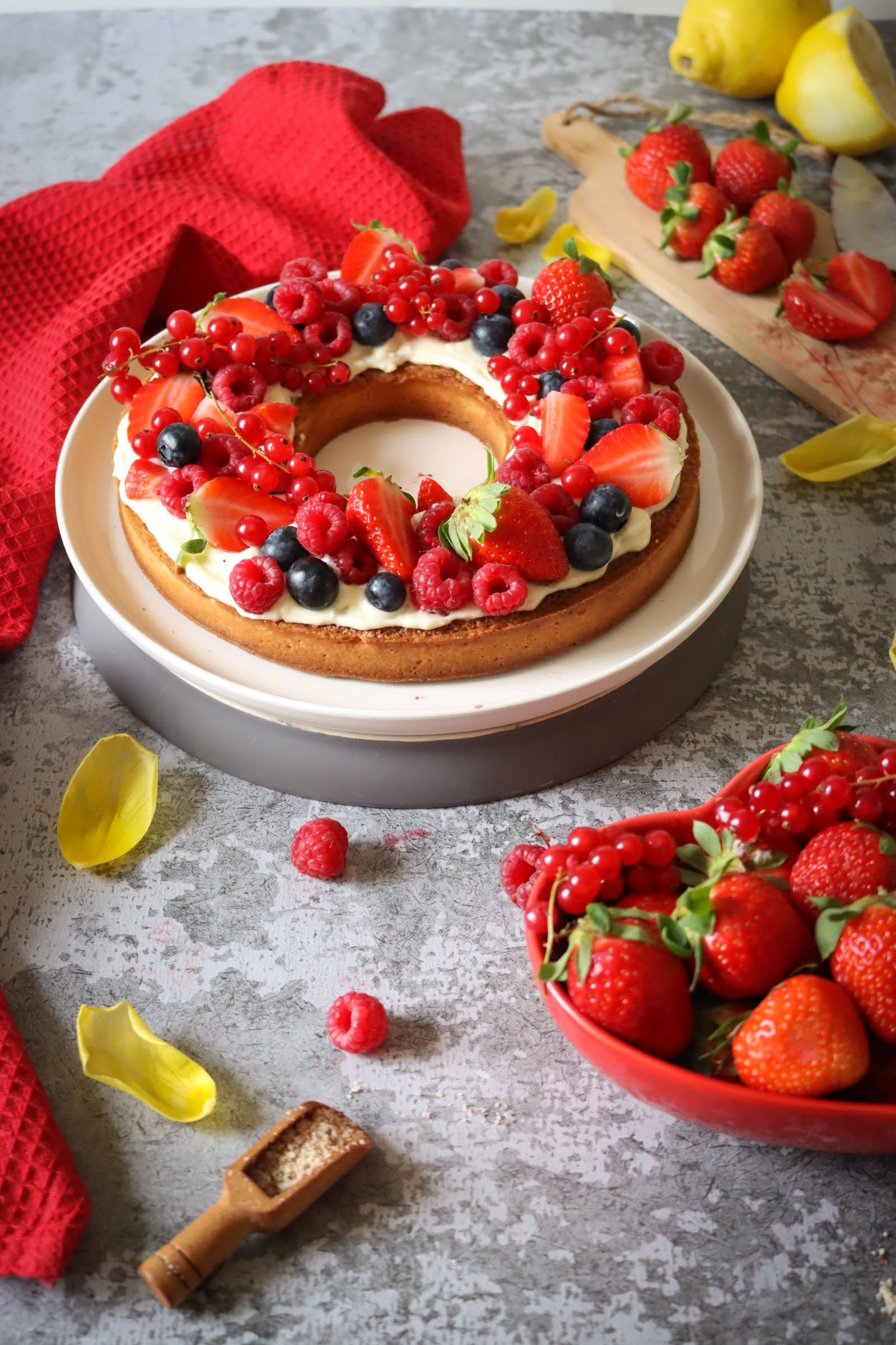 Tarte aux fruits rouges et noisettes • Autour du Sucre