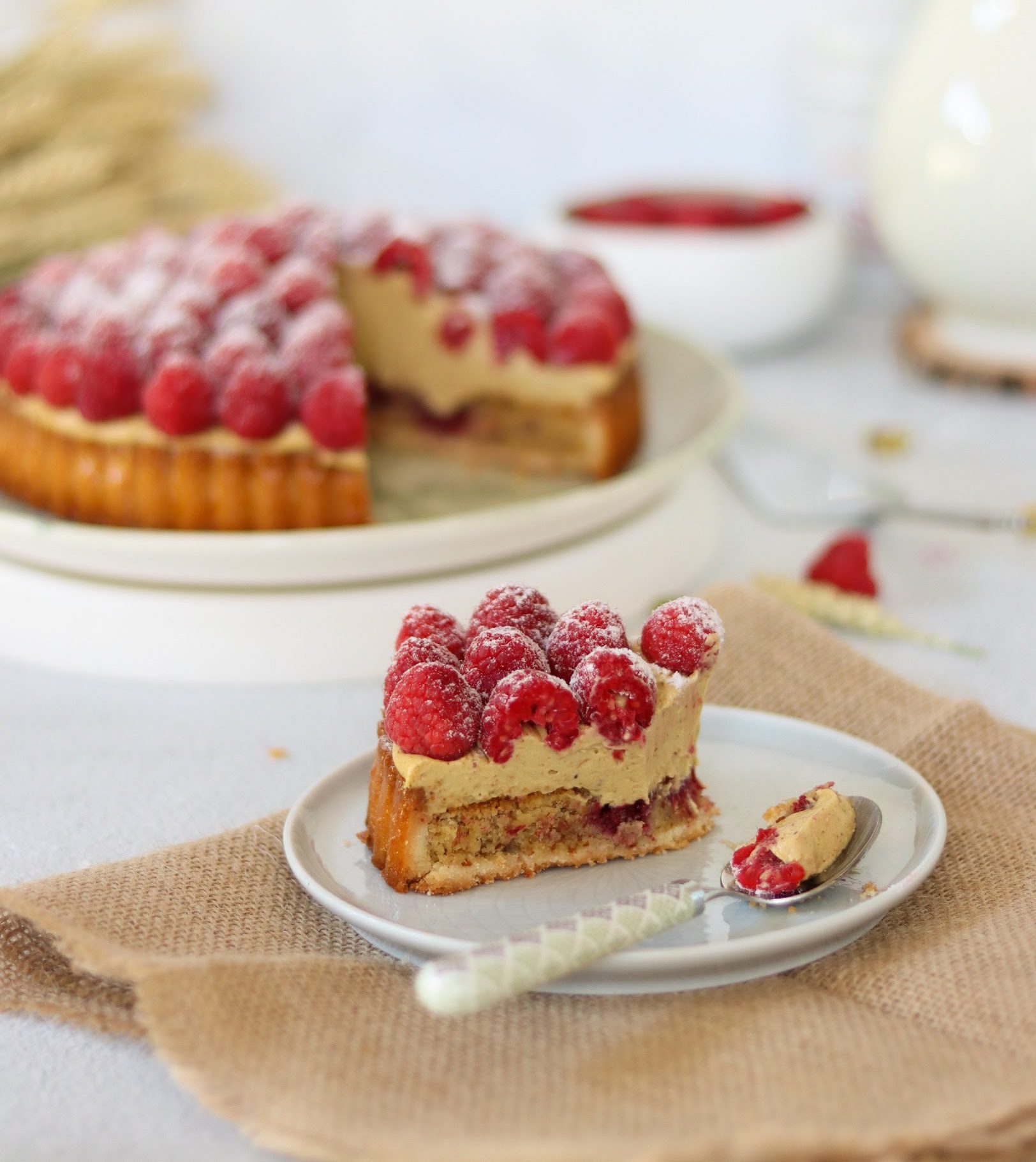 Tarte framboise pistache • Autour du Sucre