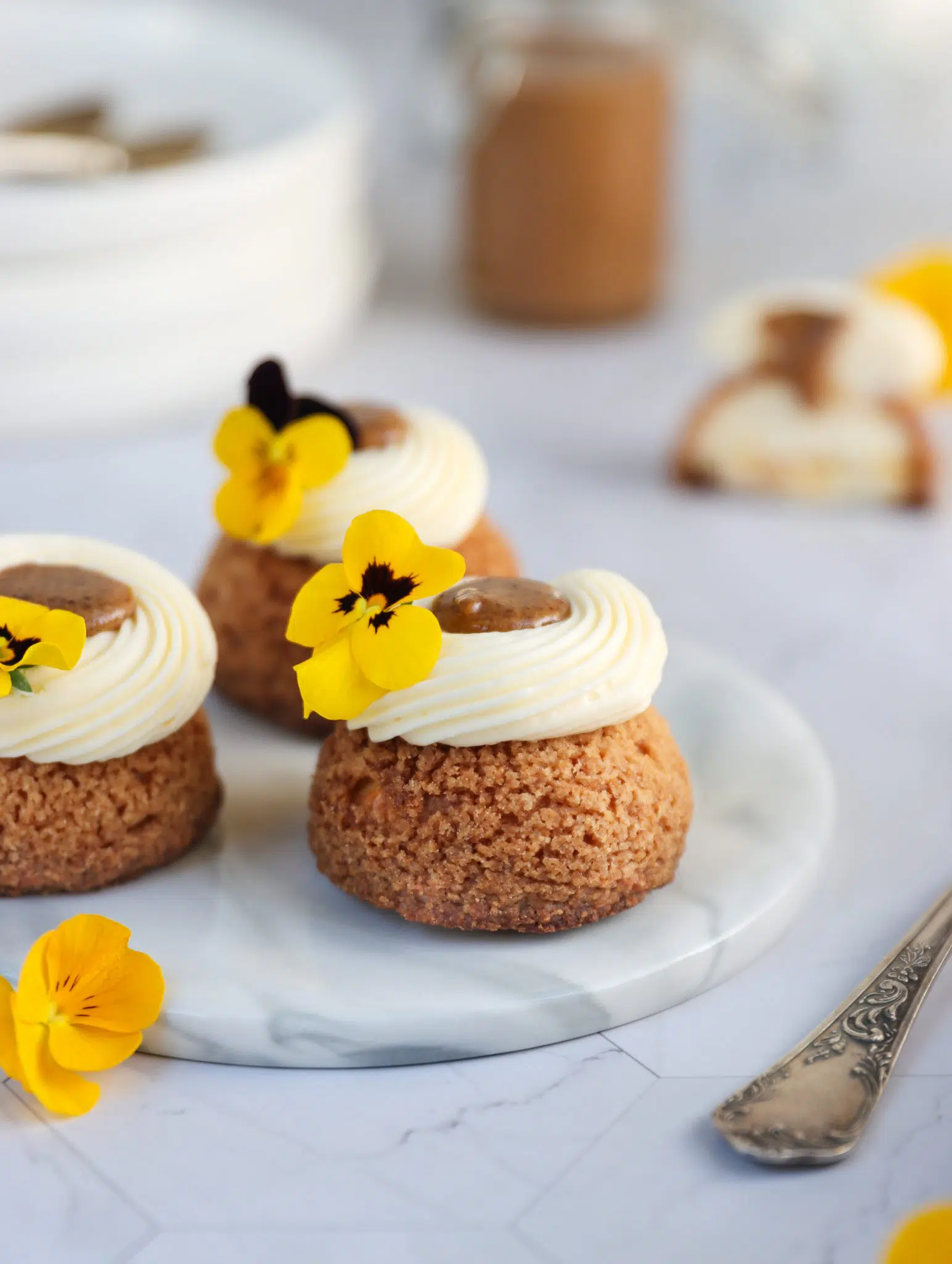 Chou yuzu praliné • Autour du Sucre